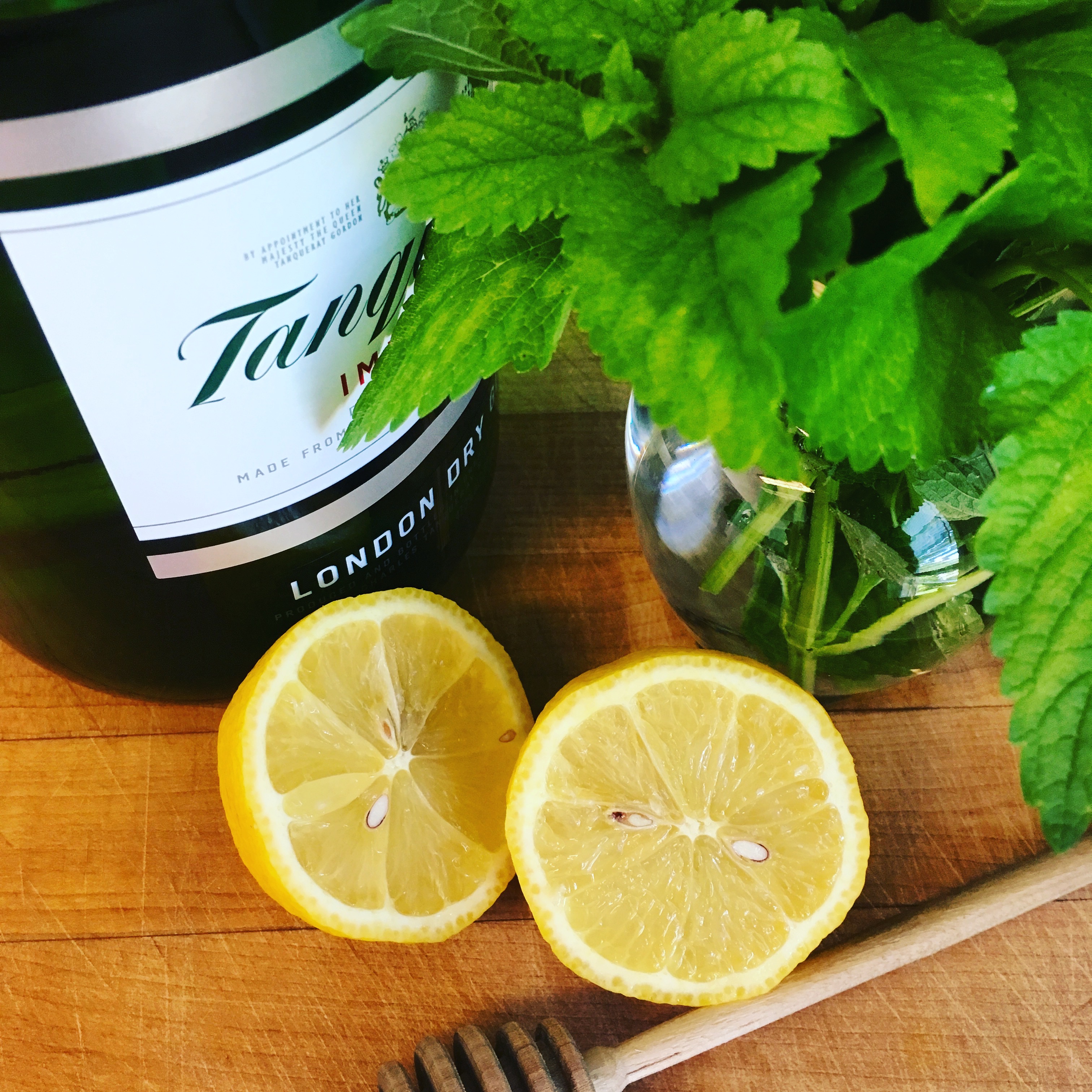 A cocktail from the garden: lemon balm smash – Butterfly Mind